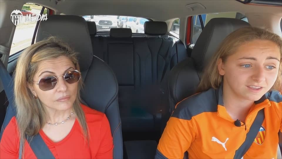 La futbolista María Ortiz, al volante de un Skoda con la mejor copiloto ...