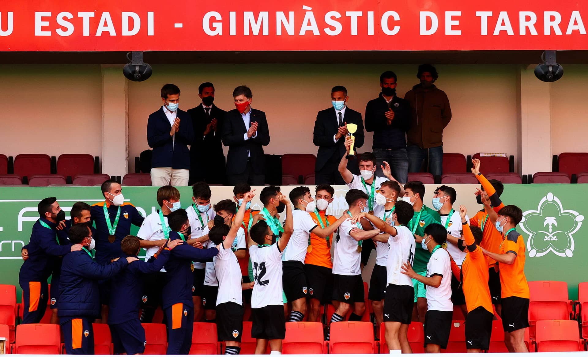 El VCF Juvenil B, campeón de la Al Abtal International Cup tras vencer ...