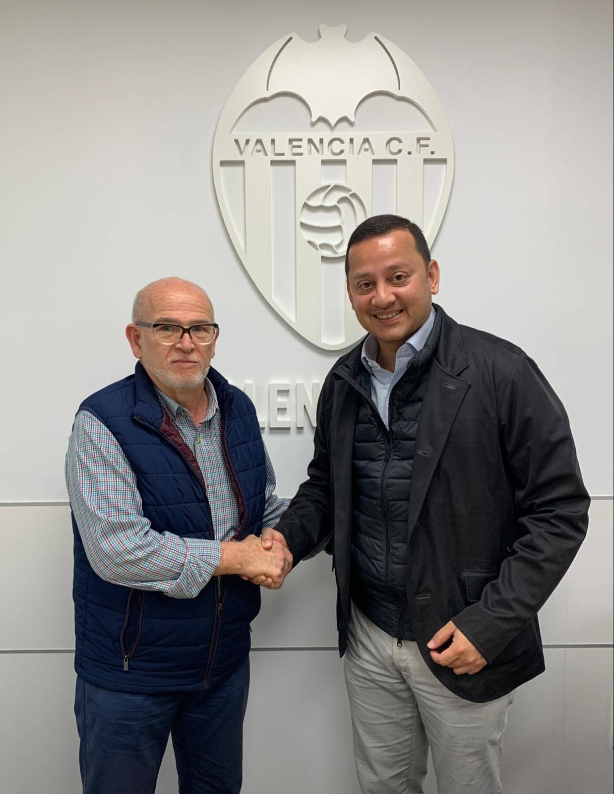 Anil Murthy recibe a Vicente Vallés - Valencia CF
