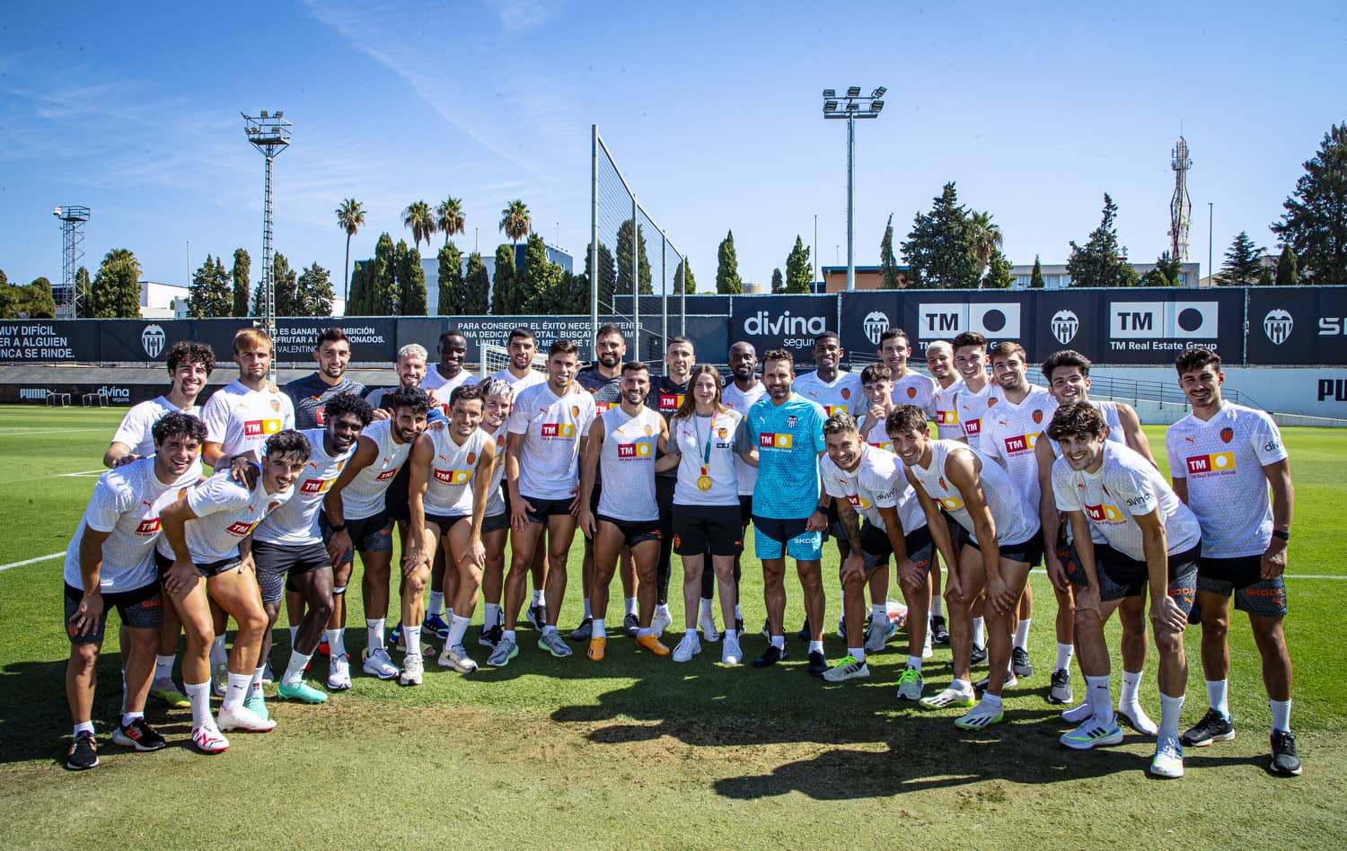 LOS JUGADORES DEL VCF RECIBEN A ENITH SALÓN - Valencia CF