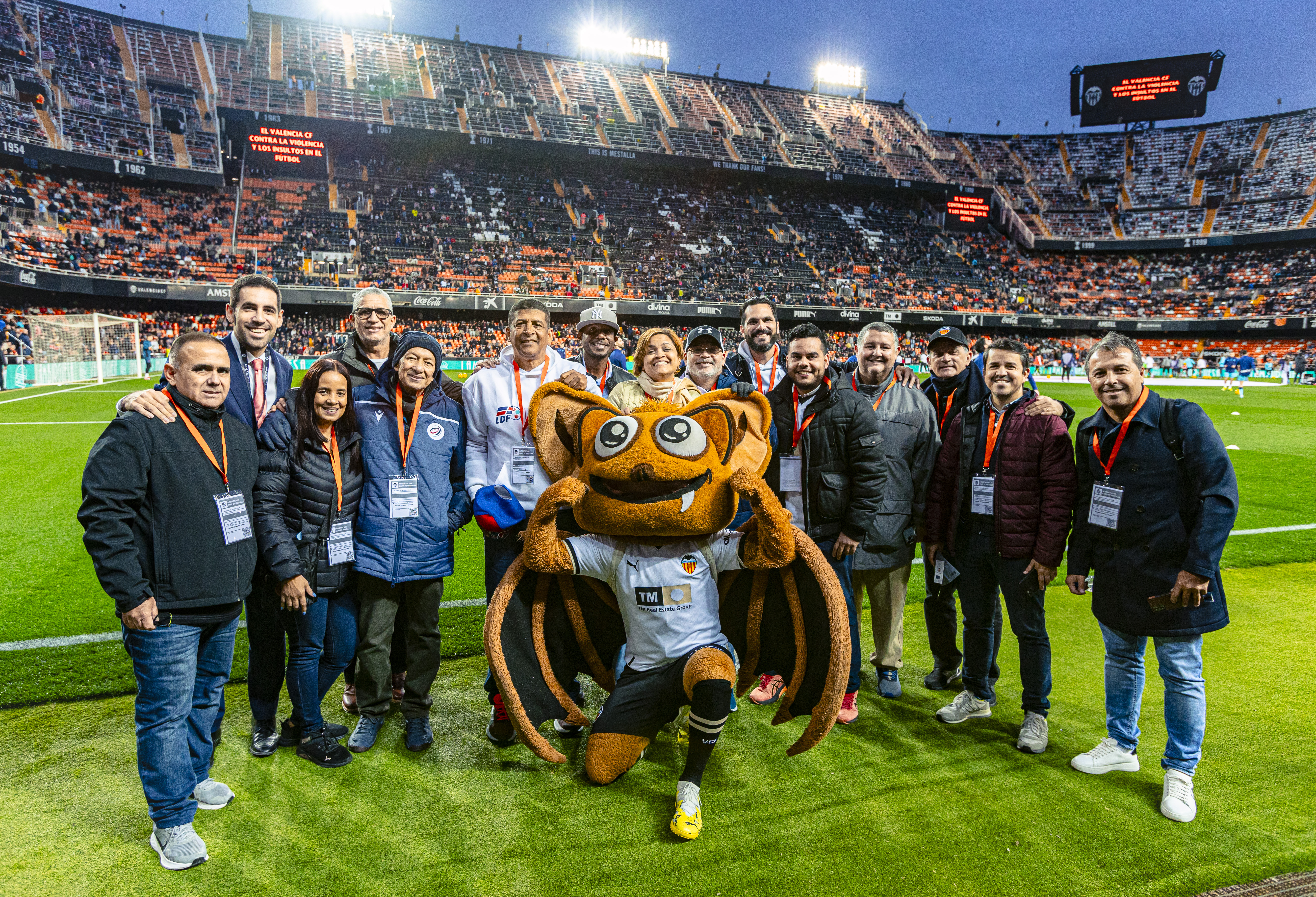 El Valencia CF recibe la visita institucional de la Liga, la Federación ...