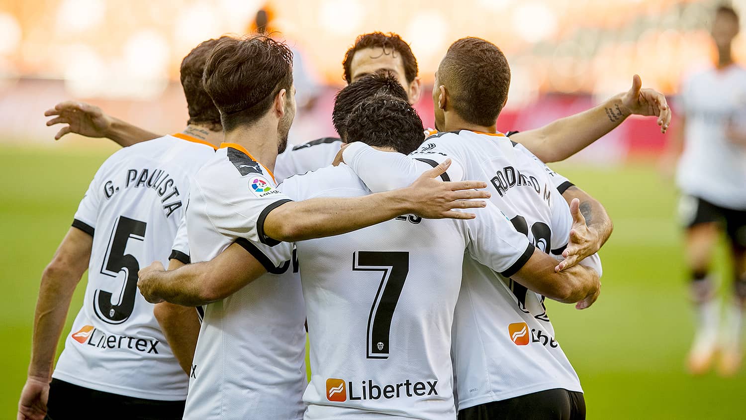 CRÓNICA | El Valencia CF se reencuentra con la victoria y refuerza sus ...