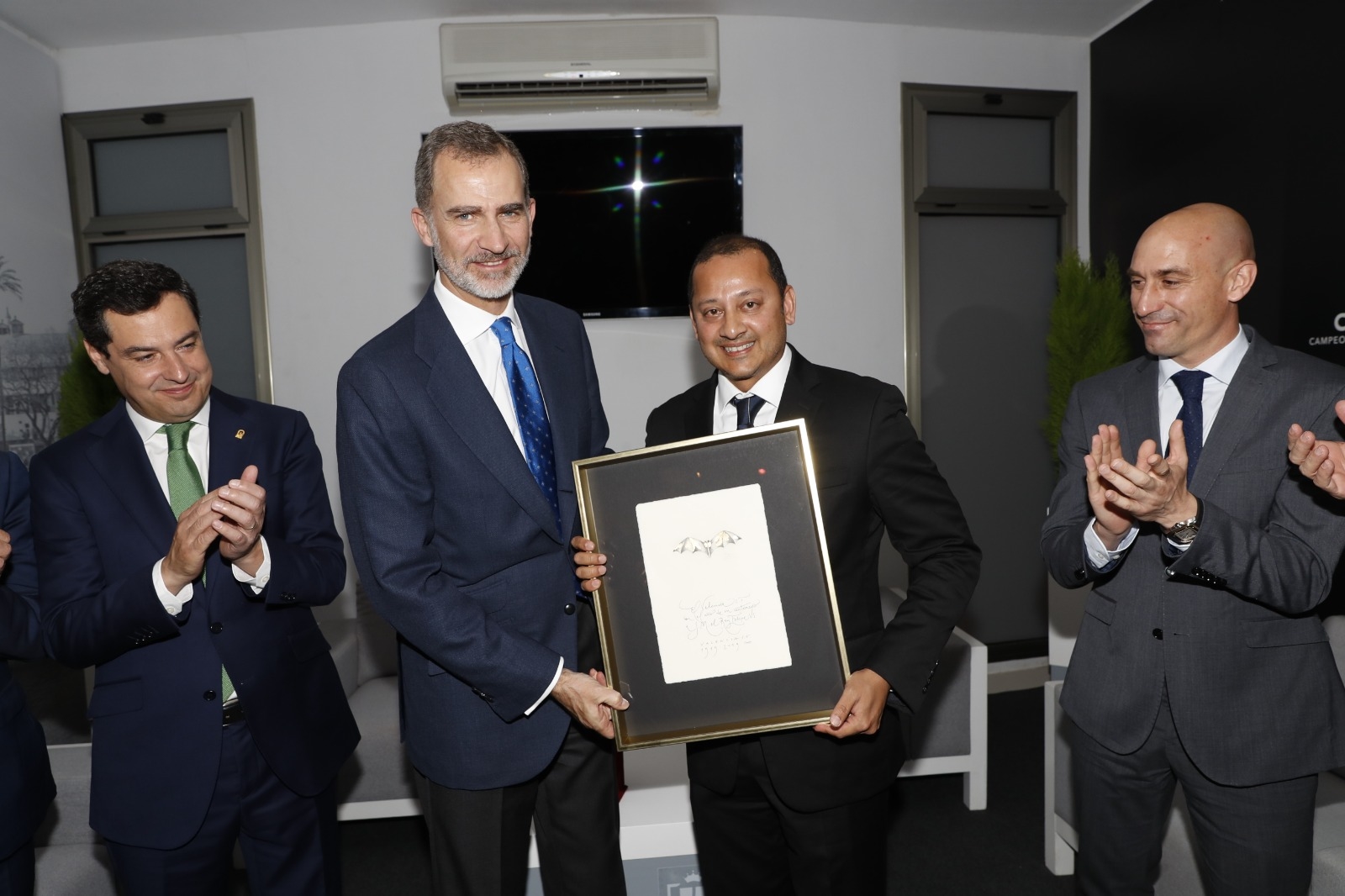 Encuentro con SM El Rey Don Felipe VI, quien recibió el obsequio ...