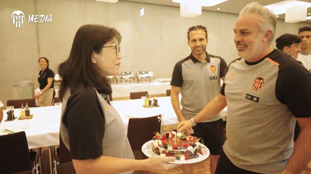 THE TEAM SURPRISED DAVID RANGEL ON HIS BIRTHDAY - Valencia CF