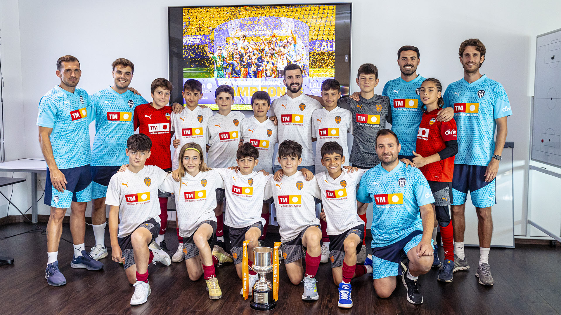 La sorpresa de Gayà a los Campeones de LaLiga FC Futures - Valencia CF