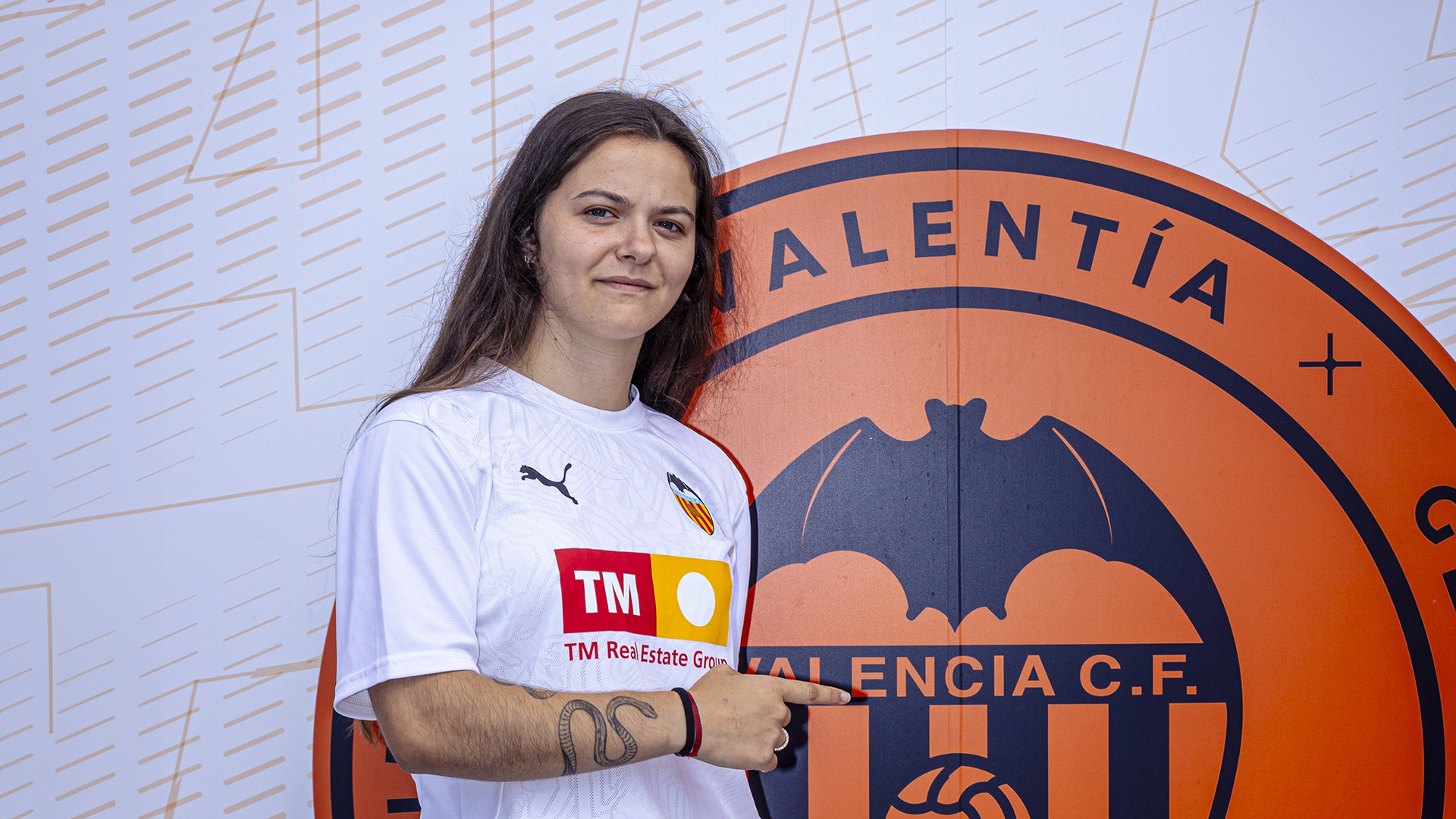 ESTHER GÓMEZ: “ES UNA ILUSIÓN MUY GRANDE ESTAR AQUÍ” - Valencia CF