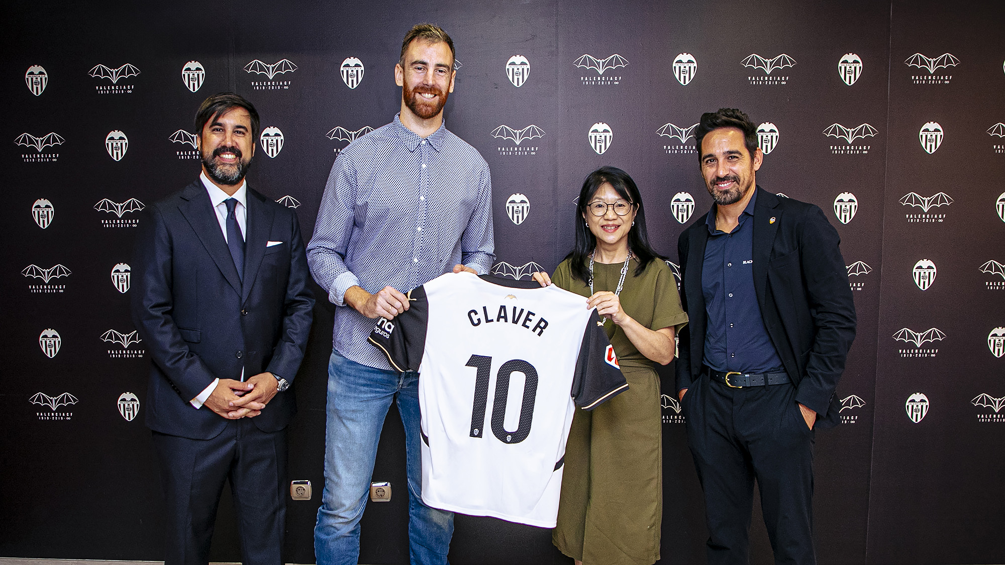 Valencia CF WELCOMES FORMER BASKETBALL PLAYER Víctor Claver - Valencia CF