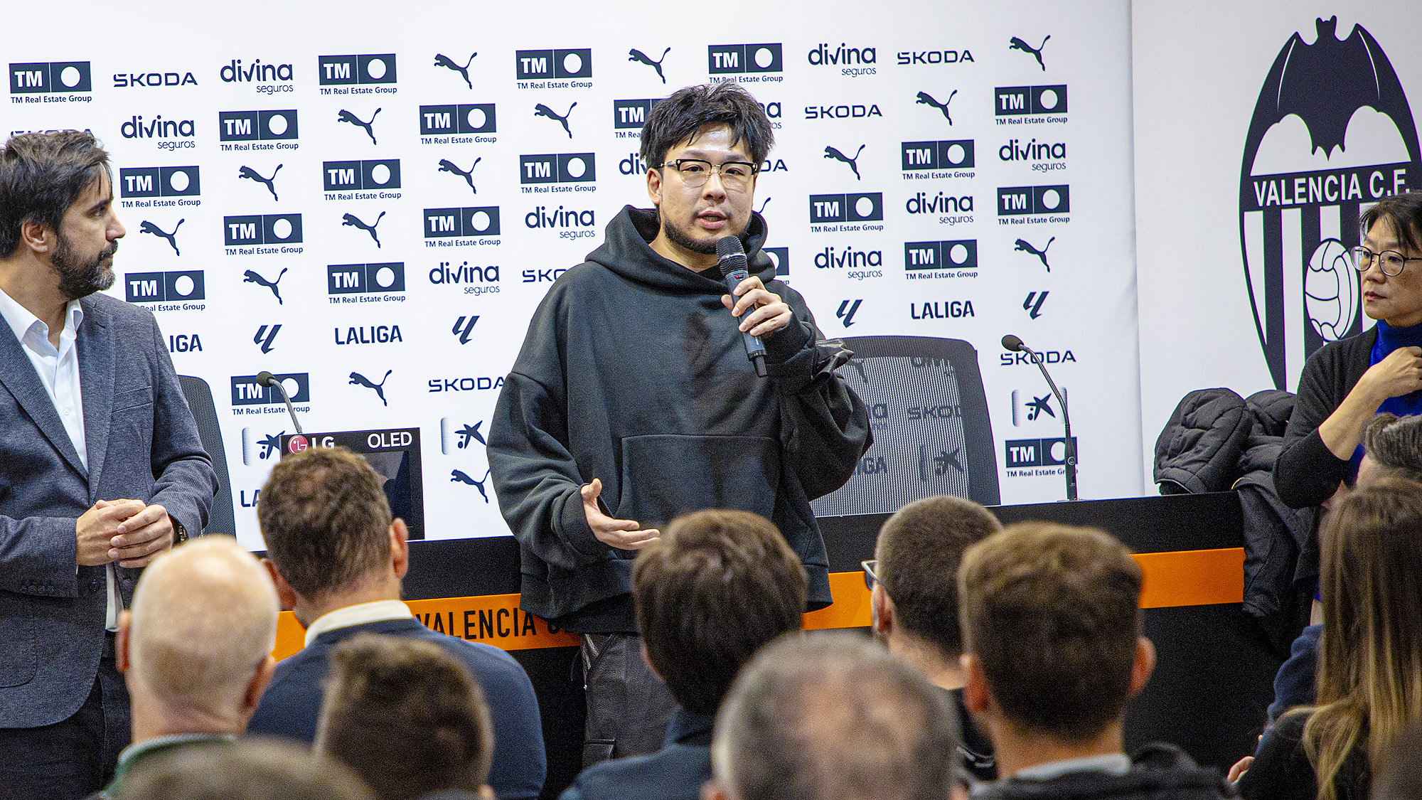 Kiat Lim meets with Carlos Corberán and first-team captains at the ...