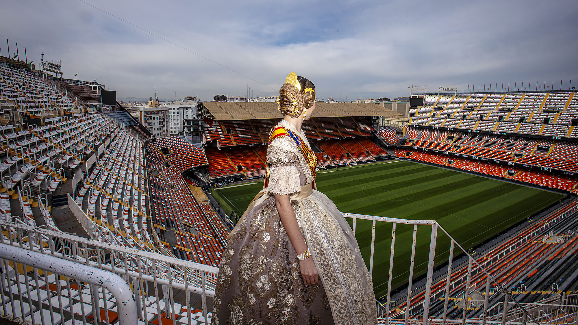 Valencia CF welcomes the Fallera Mayor and Fallera Mayor Infantil of Valencia 2025 to Mestalla ...