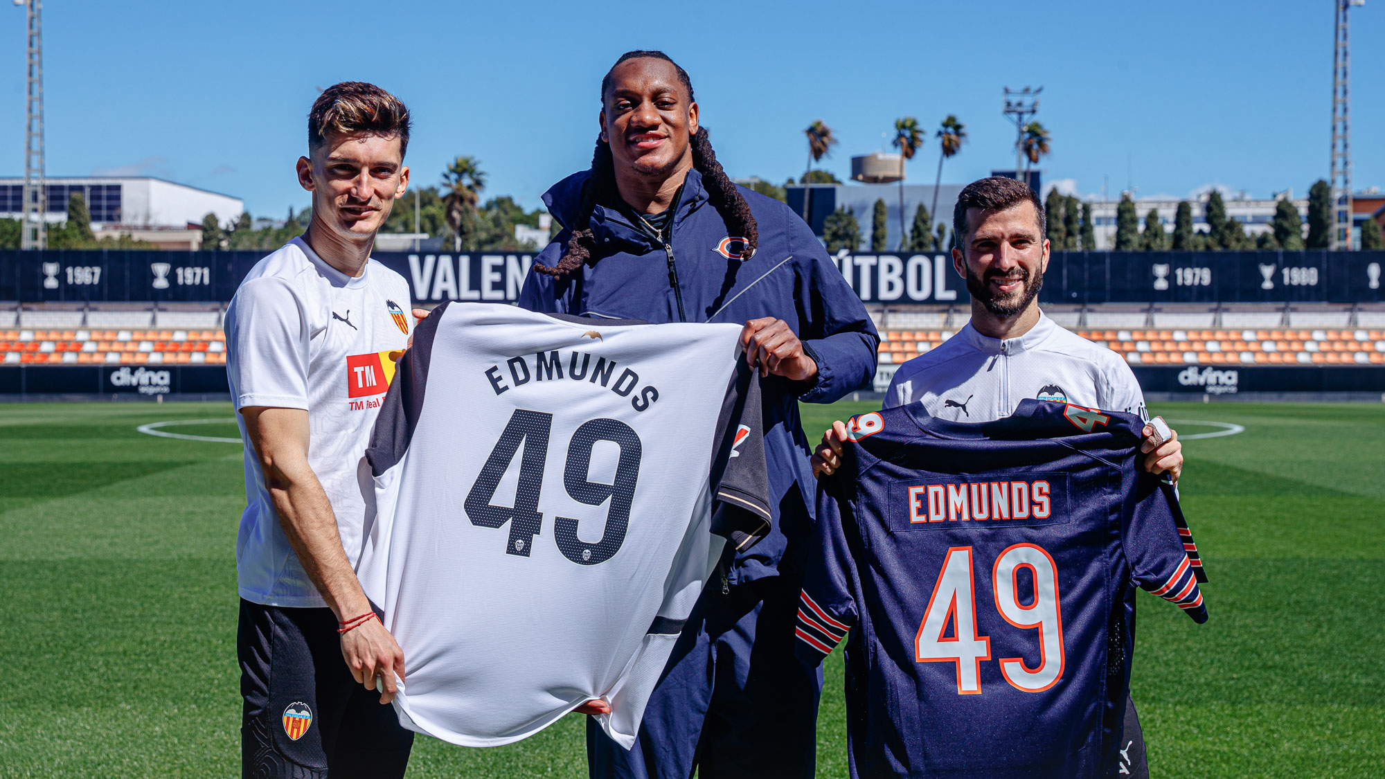 El Valencia CF recibe la visita del capitán de los Chicago Bears de la NFL, Tremaine Edmunds ...