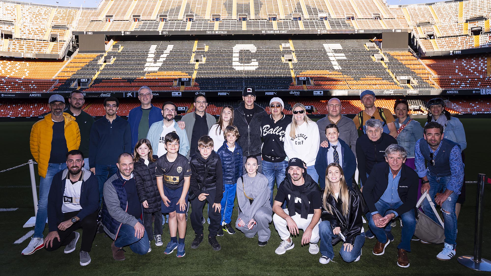 Los Socio VCF disfrutan del Mestalla Forever Tour junto a Enzo ...