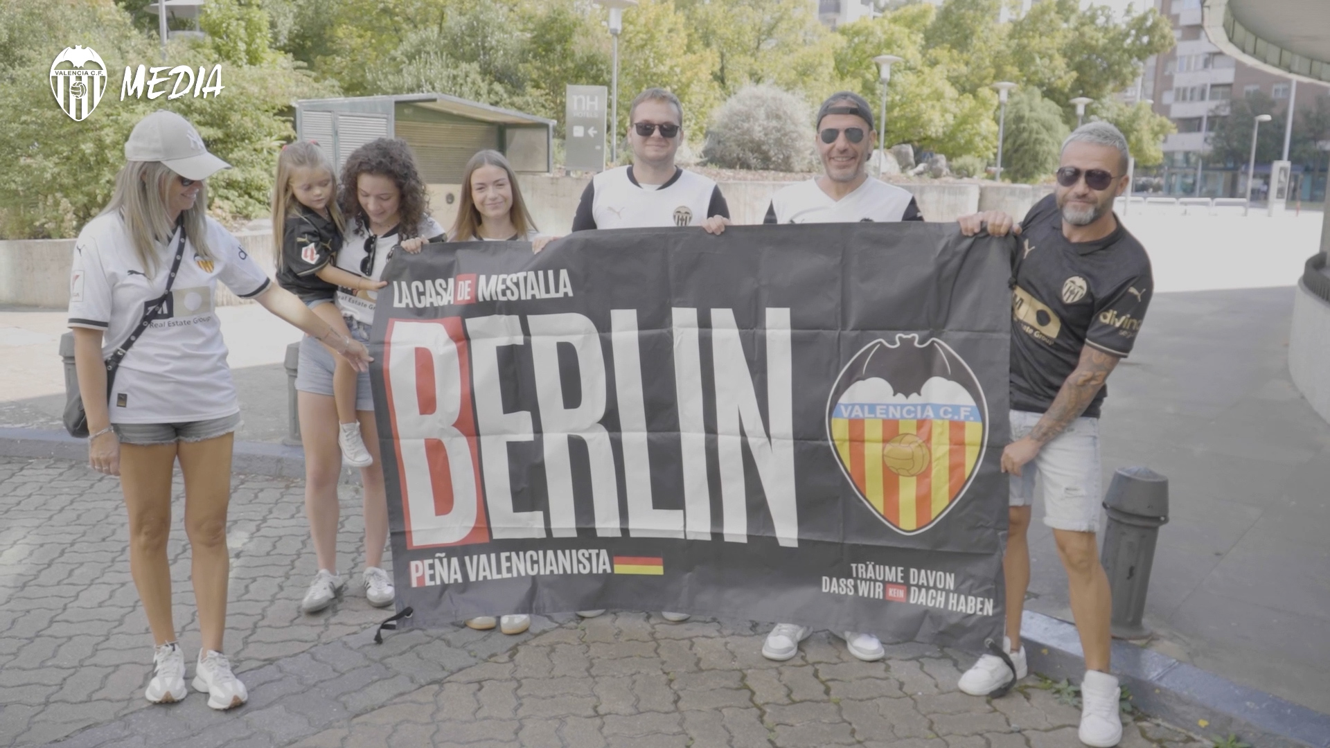 Pleasant meeting between Valencia CF players and the Valencia CF ...