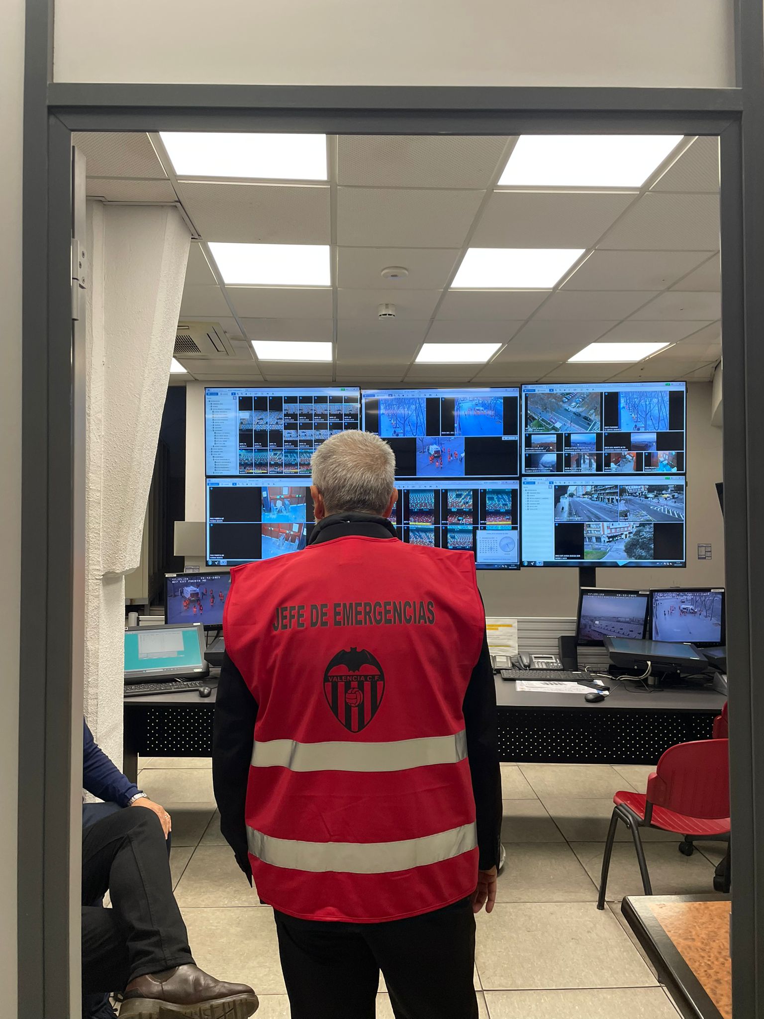 El Valencia CF realiza un simulacro de evacuación en el Camp de ...